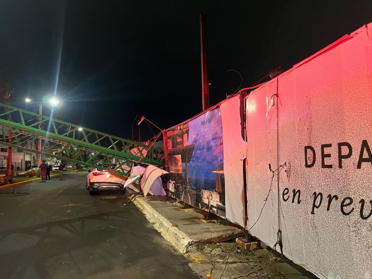Cae grúa sobre restaurante y autos en el bulevar de Boca del Río | e ...